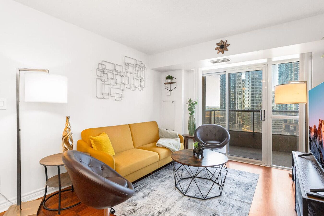 Skyline 3br Condo | Steps To Sq 1 + Free Parking - Toronto, ON