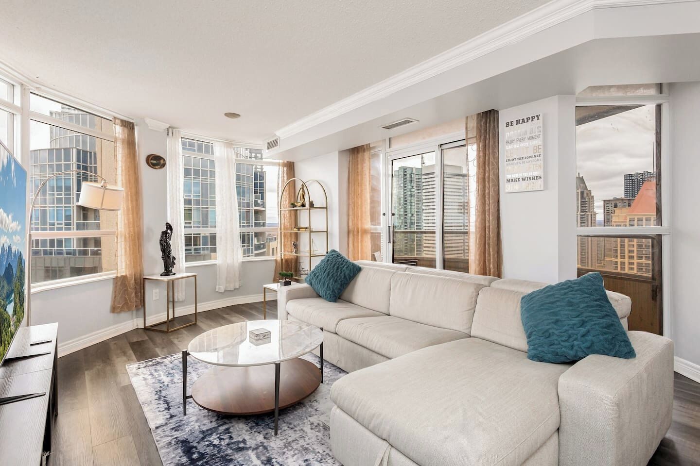 Sky Retreat | 2br-2ba High Floor | 180° City View - Toronto, ON