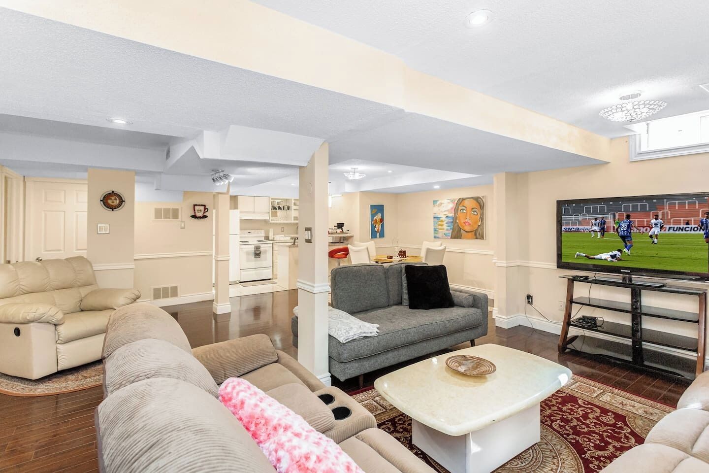 Spacious 5br Retreat W/ Private Suite | Sleeps 12 - Brampton