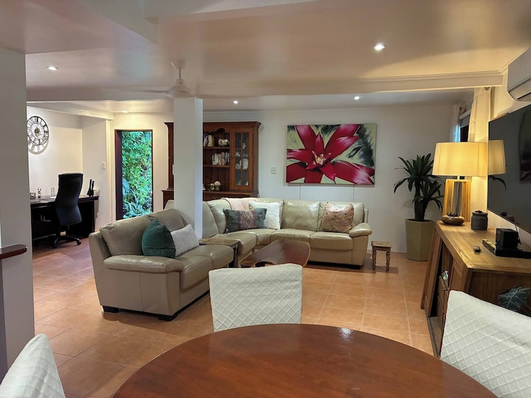 Oasis Leafy Whitfield - Cairns