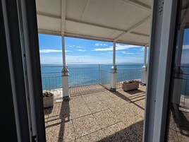 Quarto panorâmico, terraço, vista para o mar | Terraço/pátio