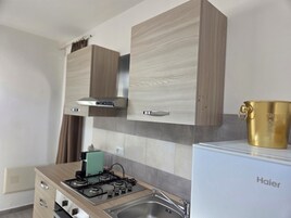 Quarto triplo conforto, 1 quarto, terraço, vista para o mar | Cozinha americana privada | Máquina de café expresso, chaleira elétrica