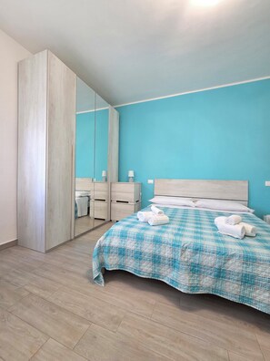 Quarto Triplo Clássico, 1 cama queen-size e sofá-cama, ar condicionado, vista para o jardim | Wi-fi grátis, roupa de cama fornecida 
