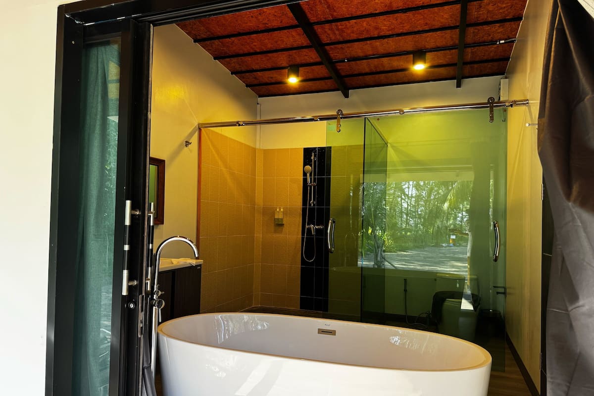 Quarto Duplo, vista para o mar | Casa de banho | Um secador de cabelo, chinelos, toalhas fornecidas, sabão