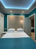 Quarto Quádruplo Familiar, vista para o pátio | Roupa de alta qualidade, camas de colchão Select Comfort, minibar 