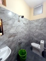 Quarto casal superior | Banheiro | Chuveiro, chuveiro com efeito de chuva, produtos de toalete grátis 