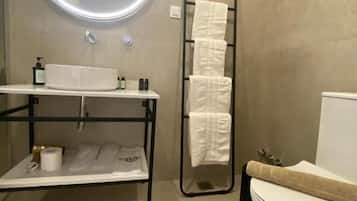 Produtos de toalete grátis, secador de cabelo, chinelos