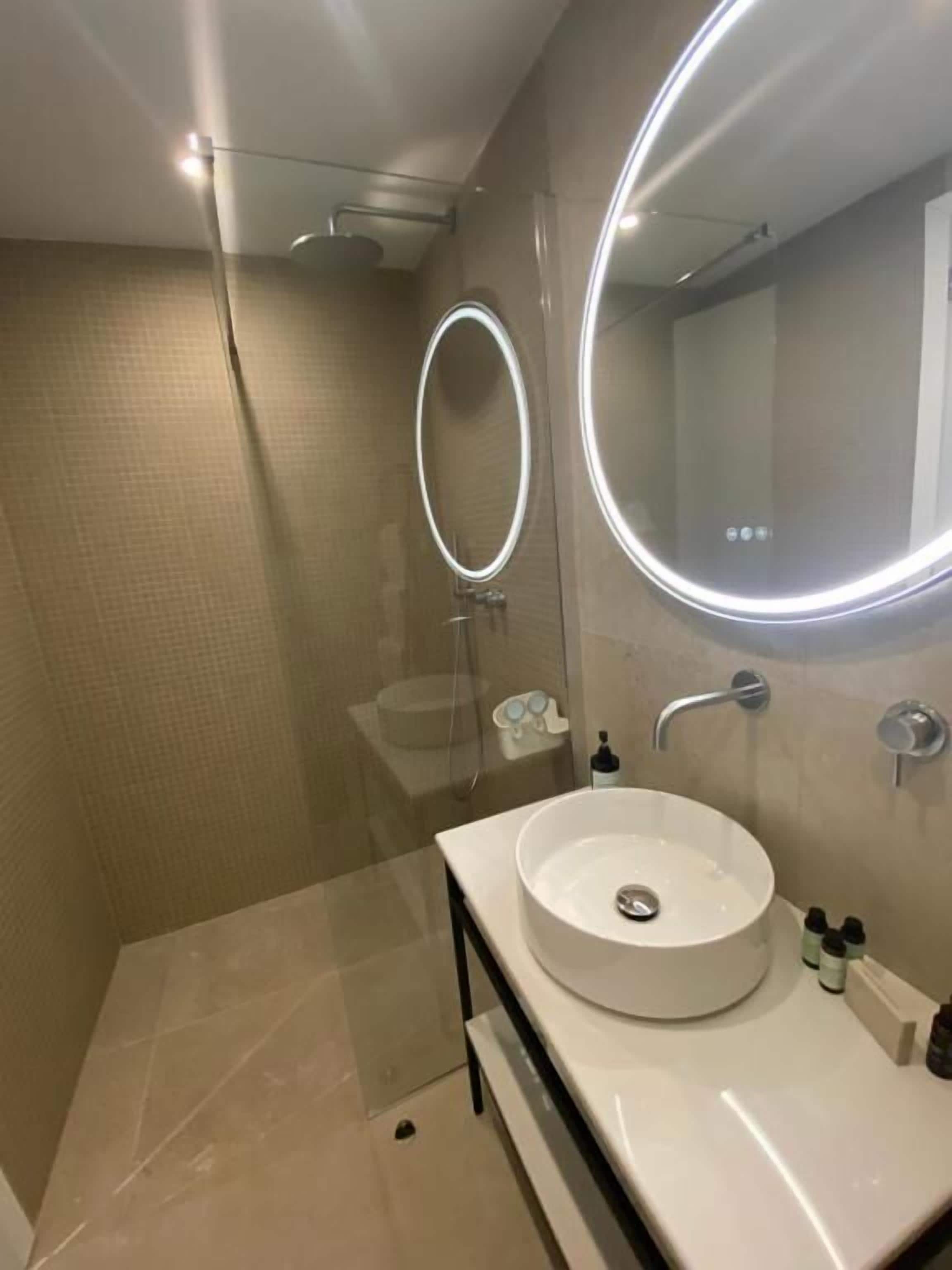 Apartamento Superior | Casa de banho | Artigos de higiene pessoal grátis, um secador de cabelo, chinelos 