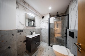 Um polibã, um secador de cabelo, toalhas fornecidas, sabão