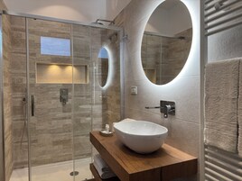 Suite Deluxe | Casa de banho | Artigos de higiene pessoal grátis, um secador de cabelo, chinelos 