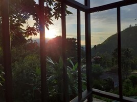 Quarto triplo, sacada, vista para a montanha | Parte interna