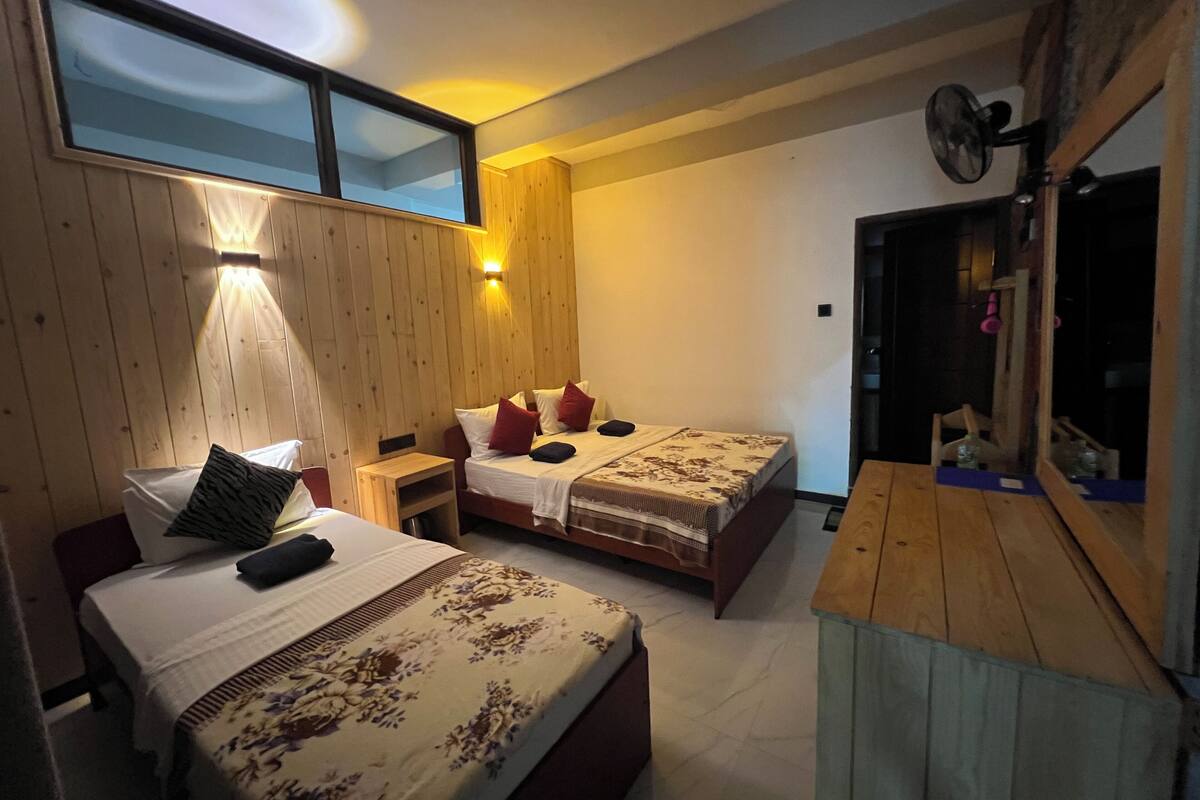 Quarto Deluxe, 2 quartos | Ferro/tábua de engomar, Wi-fi grátis, roupa de cama fornecida