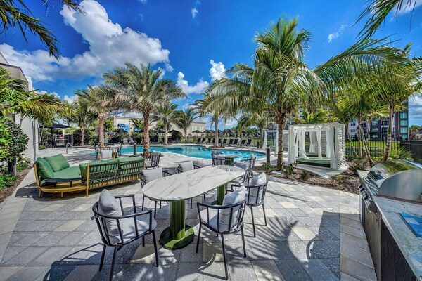 Chic, Dog-friendly 2br W/ Pool, Gym & Balcony - Miami Gardens, FL