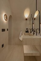 Casa Júnior, pátio | Casa de banho | Um secador de cabelo, toalhas fornecidas, sabão, champô 