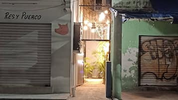 Apartamento, 2 quartos, para fumantes, sacada | Detalhe da fachada