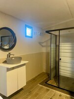 Bungalow Clássico, vista para o jardim | Casa de banho | Um polibã, um secador de cabelo, toalhas fornecidas, sabão 