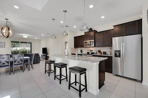Casa, 6 quartos | Cozinha privada | Um frigorífico, um forno, uma cafeteira/bule, uma torradeira 