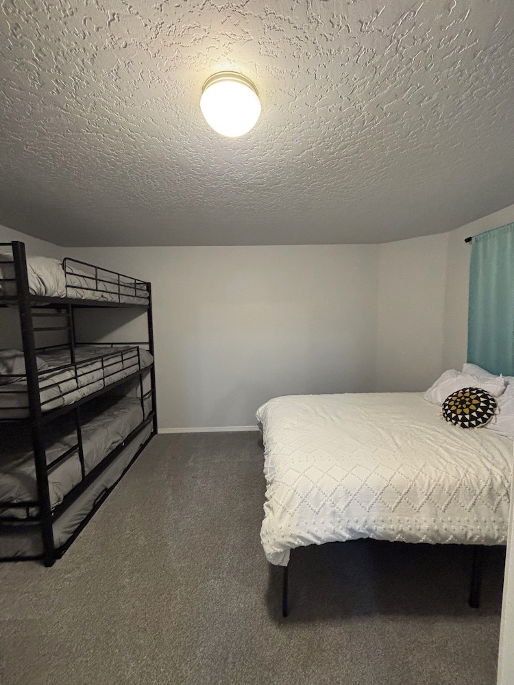 Spacious - family fun- Pet friendly-doggie door-fenced yard. - Caldwell ...