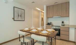 Apartamento, varanda, vista para o lago | Cozinha privada | Uma máquina de café expresso 