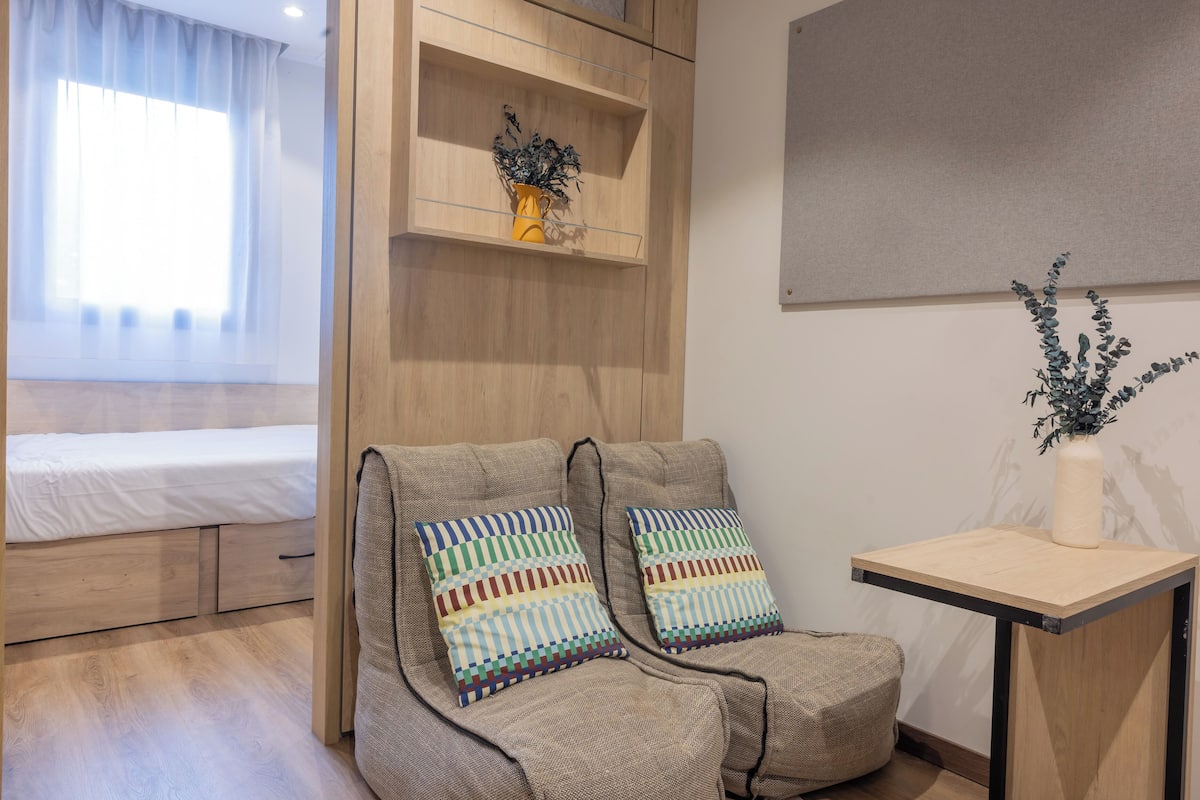 Apartamento básico | Escrivaninha, espaço de trabalho para notebook, quartos à prova de som