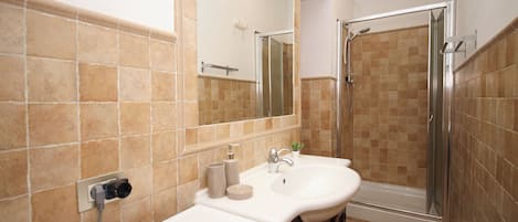 Apartamento (1 Bedroom) | Casa de banho | Um polibã, um bidé