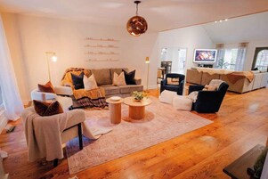 Casa, várias camas, banheira de hidromassagem grande (The 312 House) | Sala de estar