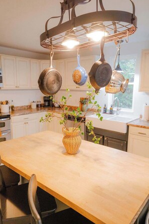 Casa, várias camas, banheira de hidromassagem grande (The 312 House) | Cozinha privada