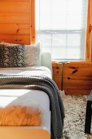 Cabine, várias camas, pátio (Cedar Villa) | 2 quartos, com decoração personalizada, com mobília individualizada 