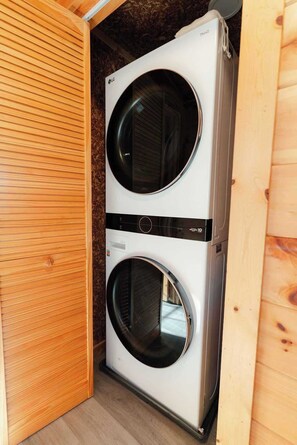 Cabine, várias camas, pátio (Cedar Villa) | Lavandaria