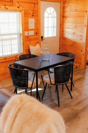 Cabine, várias camas, pátio (Cedar Villa) | 2 quartos, com decoração personalizada, com mobília individualizada 