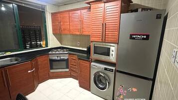Quarto solteiro econômico, sacada | Cozinha privada | Geladeira, micro-ondas, cooktop