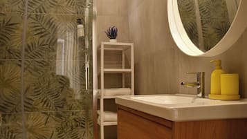 Suite Júnior, 1 cama queen-size e sofá-cama, não fumadores, casa de banho privativa | Casa de banho | Um polibã, um secador de cabelo, toalhas fornecidas, sabão