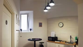 Minifrigorífico, um micro-ondas, uma placa de cozinha