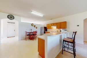 Casa, várias camas, pátio, vista para o jardim (Palm Bay Cove) | Cozinha privada | Um frigorífico, um micro-ondas, um forno, uma máquina de lavar louça