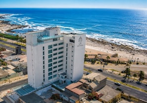 Um hotel alto com vista para o oceano.