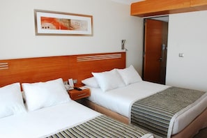 Cofres nos quartos, escrivaninha, quartos à prova de som