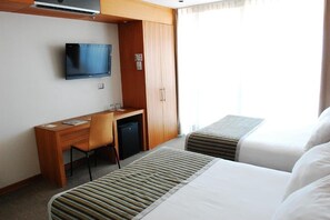 Cofres nos quartos, escrivaninha, quartos à prova de som