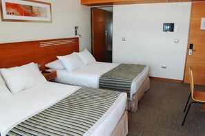 Cofres nos quartos, escrivaninha, quartos à prova de som