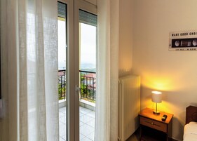 Quarto Twin Standard, vista para a montanha | Interior