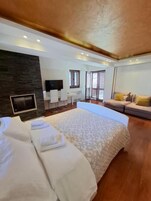 Quarto Duplo Comfort, 1 cama queen-size, terraço, vista para a montanha | Ferro/tábua de engomar, Wi-fi grátis, roupa de cama fornecida 