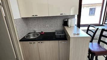 Estúdio econômico, 1 cama Queen, banheiro privativo | Cozinha privada | Refrigerador em uma área comum