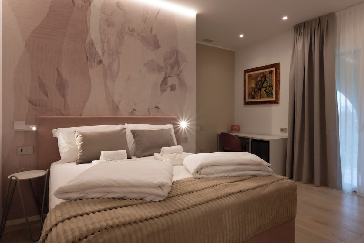 Quarto Duplo ou Twin Deluxe, varanda, vista para o jardim | Secretária, secretária adequada para computadores portáteis 