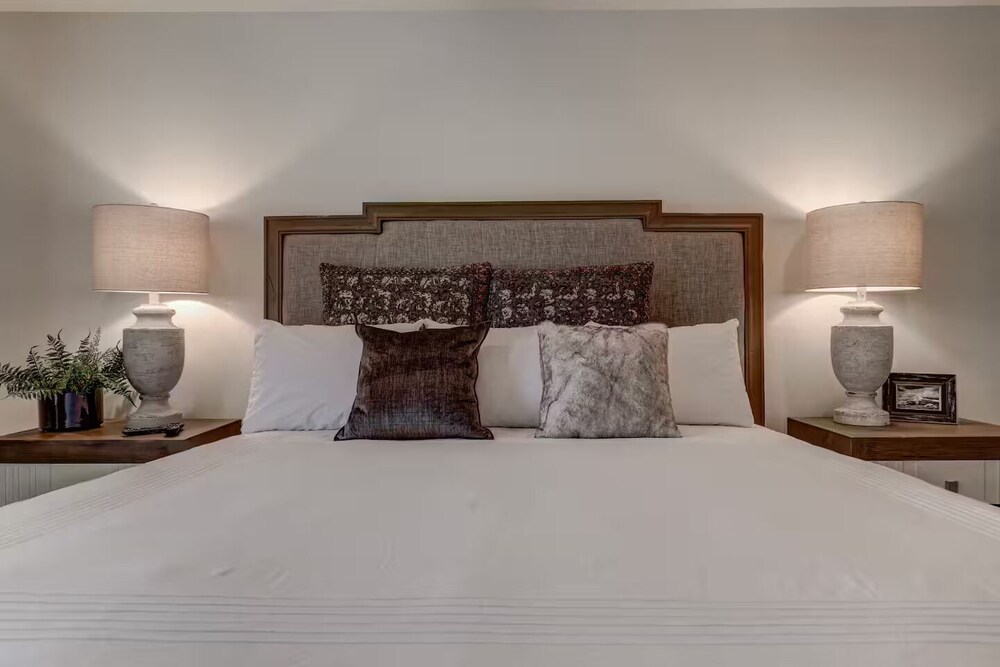 4 Bed/4Ba Home w/HotTub FirePit+Pool -Pet Friendly - Washington | Abritel