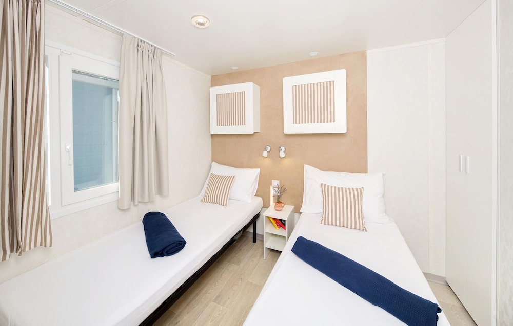 Stunning (sta)caravan in Tar with heated swimming pool - Latest Reviews ...