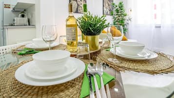Apartamento luxo, vista para a cidade | Opções para refeição