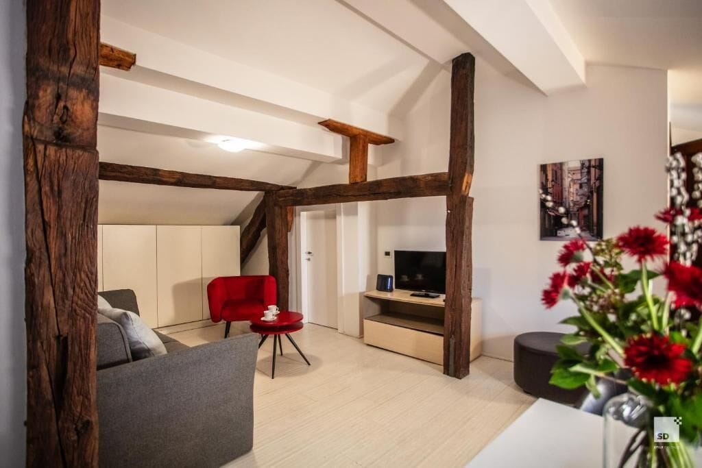 Apartamento, vista para a cidade | Área de estar | TV de tela plana, pisos aquecidos