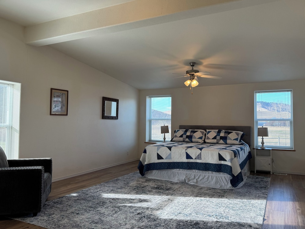 The Farmhouse @ Link'd Hearts Ranch 3 BD/2 BA Home Great View, Tons of ...