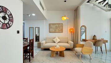 Apartamento, 2 quartos (606) | Sala de estar