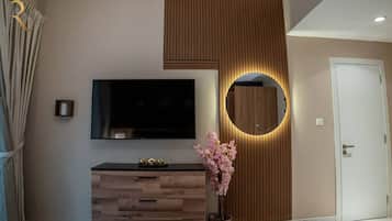 Apartamento (G05) | Sala de estar | Televisor de ecrã plano de 58 polegadas com canais por cabo