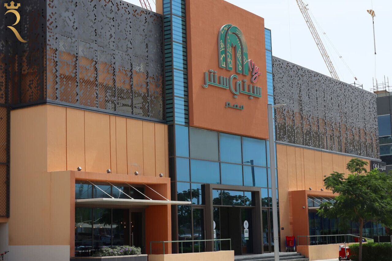 Um edifício moderno com uma placa de destaque com a inscrição 'Jummah City'.